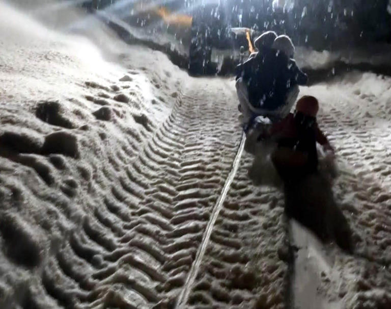 Traktöre bağlanan kızaklarla gün boyu kayak yaptılar