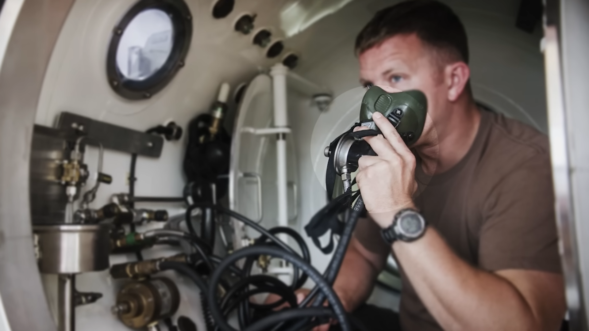 This submersible got stuck at 110 meters... then the air turned toxic
