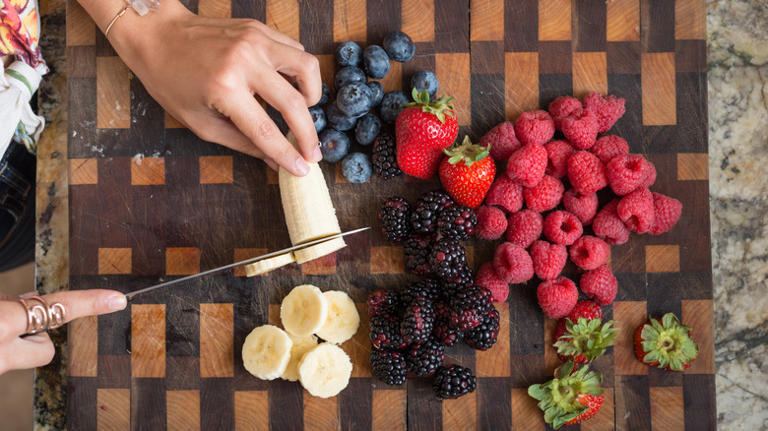 How to build a berry bowl that stays crunchy even after adding toppings
