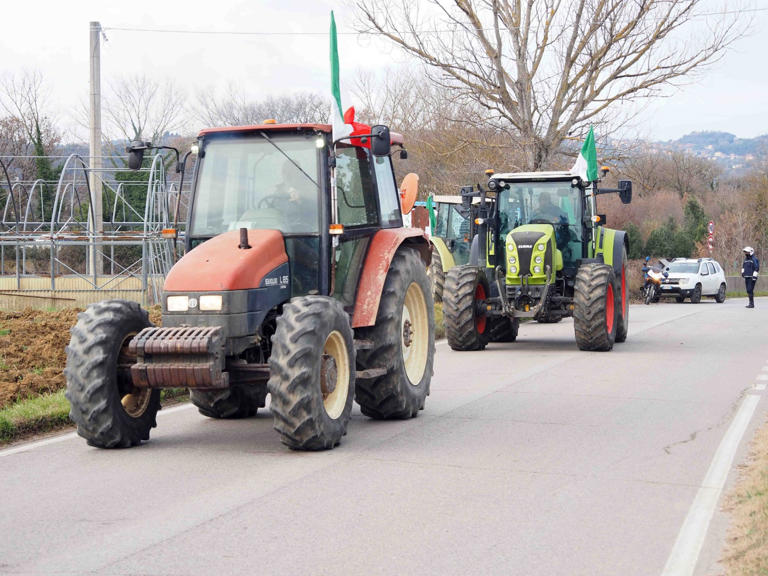 I trattori sono tornati in strada a Perugia per i costi
