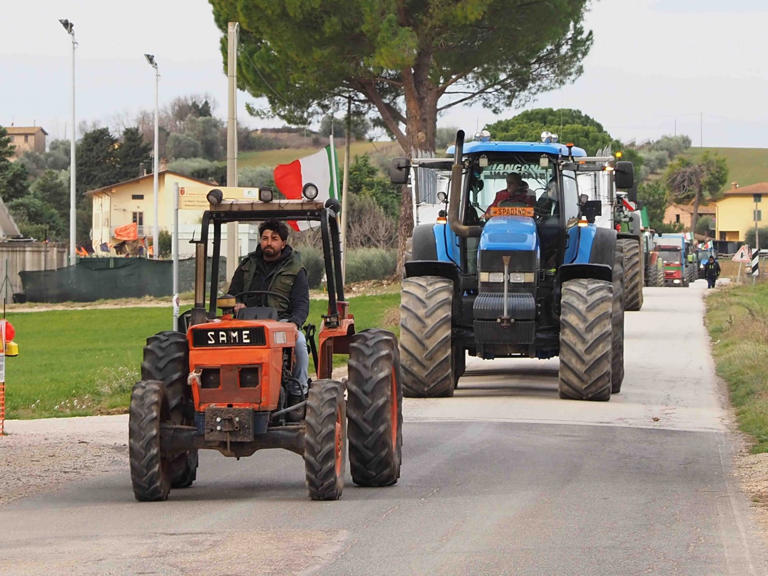 I trattori sono tornati in strada a Perugia per i costi