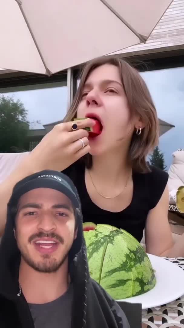 Ela comeu a casca? Reação hilária à melancia com mel 🍉😂