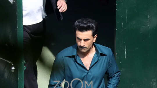 Love & war: Alia Bhatt, Ranbir Kapoor spotted in retro looks on Sanjay ...