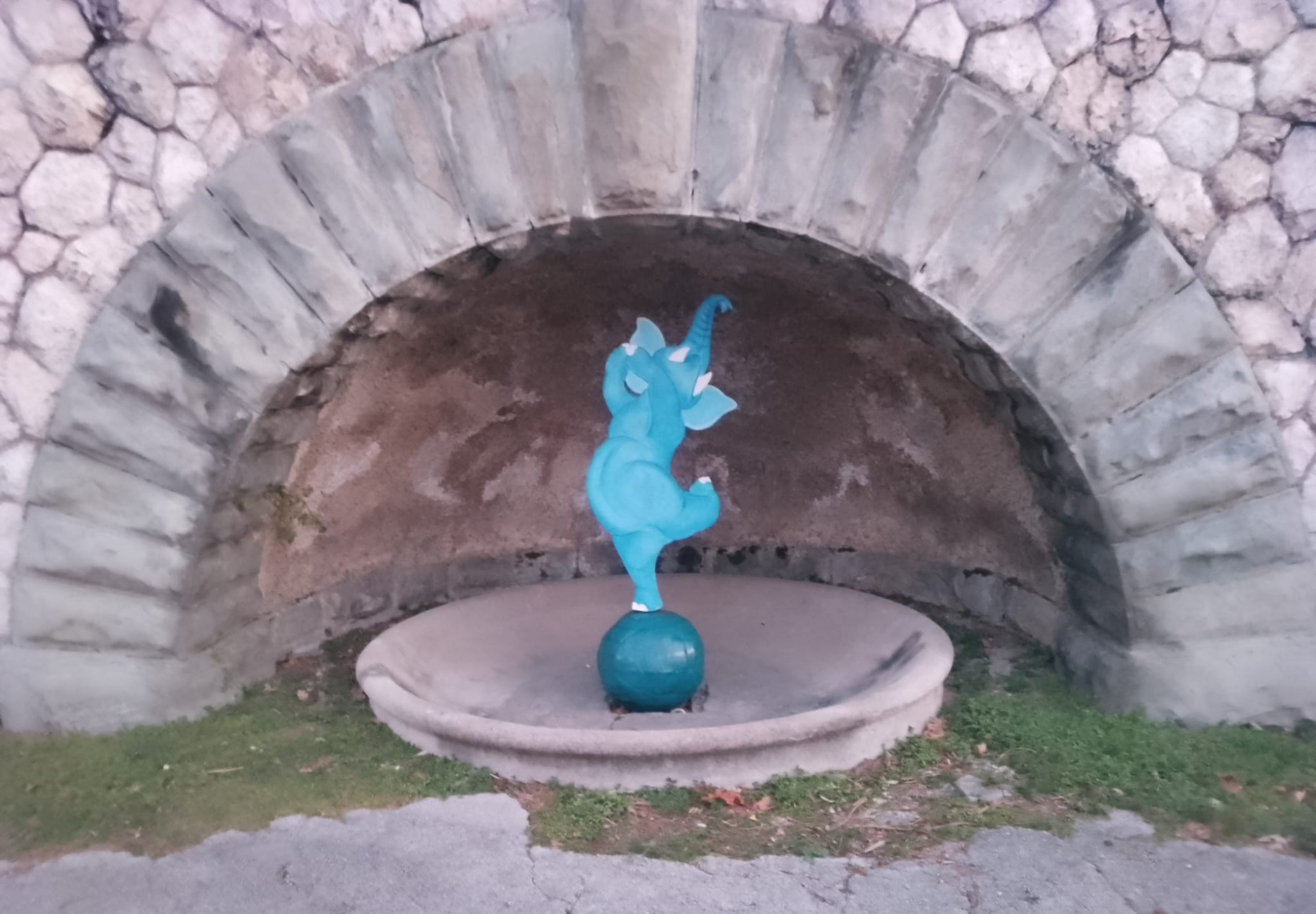 Banksy triestino, elefante azzurro su una palla all'ex ospedale ...