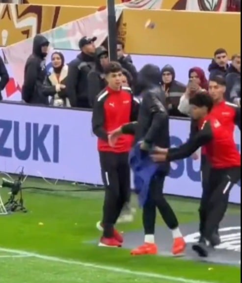 Videos: Touchline drama as towel incident sparks tension between ...