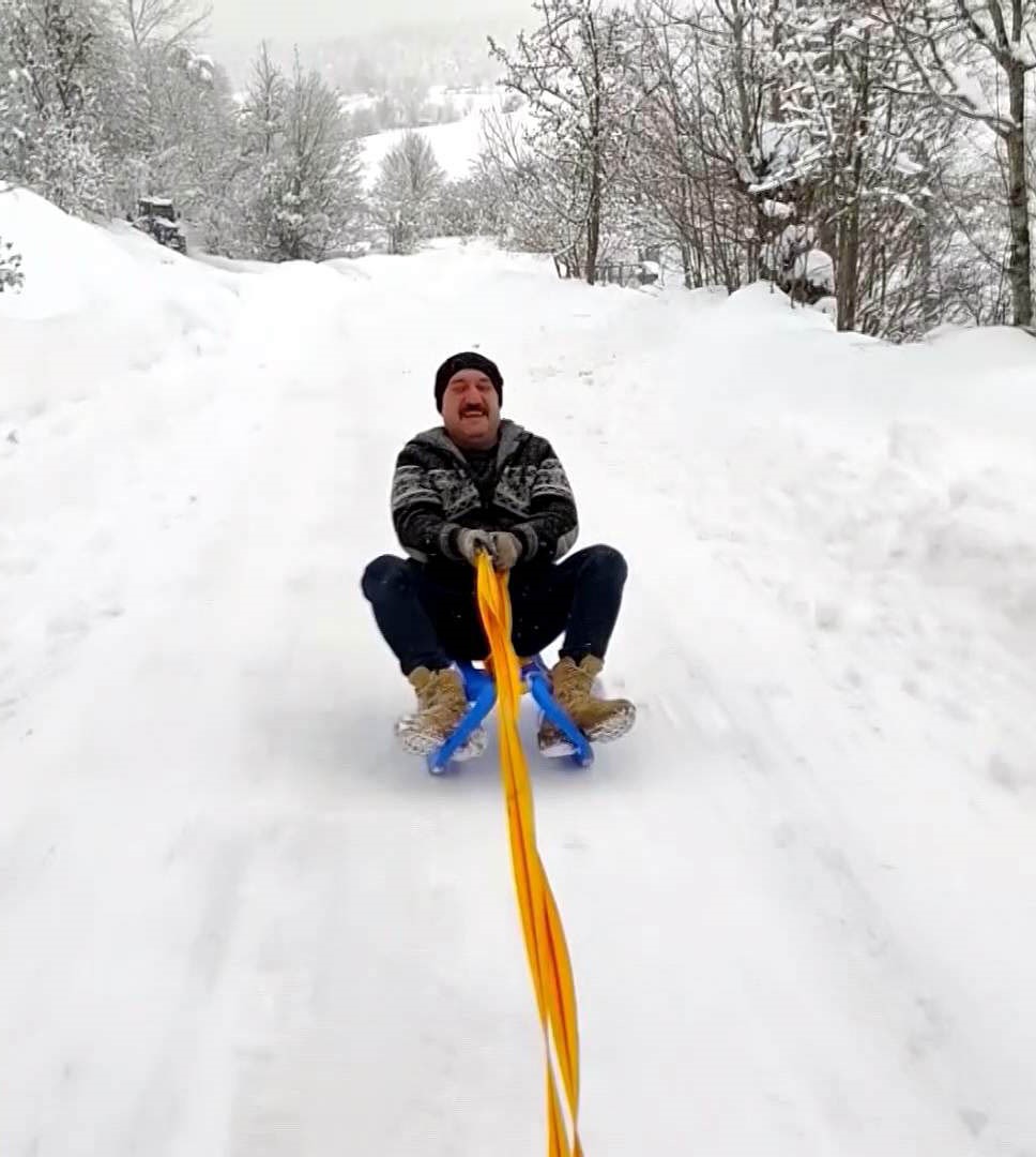 Traktöre bağlanan kızaklarla gün boyu kayak yaptılar