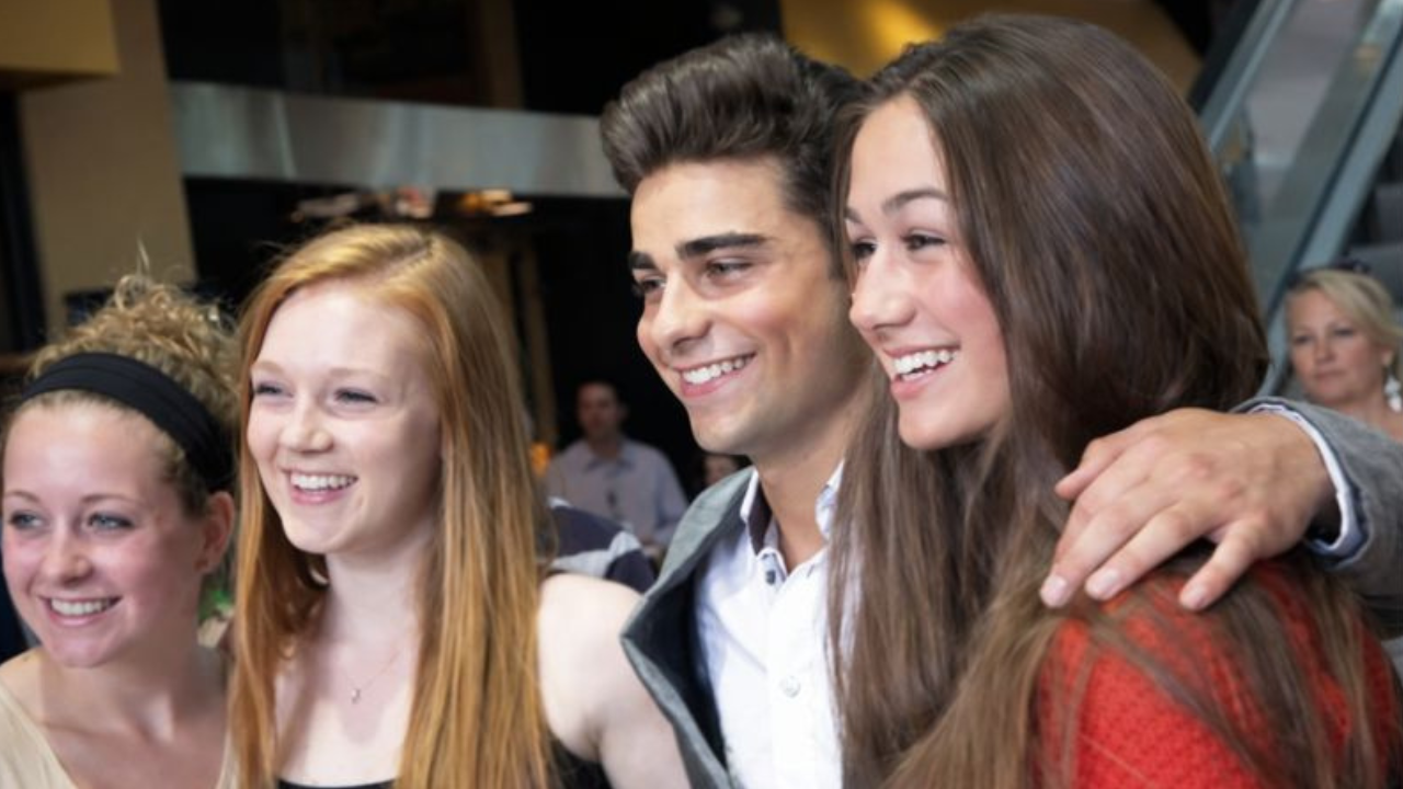 A social experiment with fake celebrities