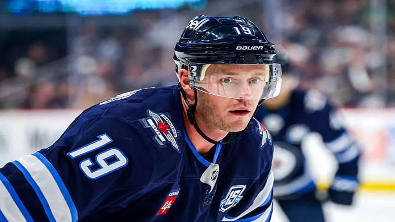 Jonathan Toews to face Blackhawks at United Center in emotional first ...