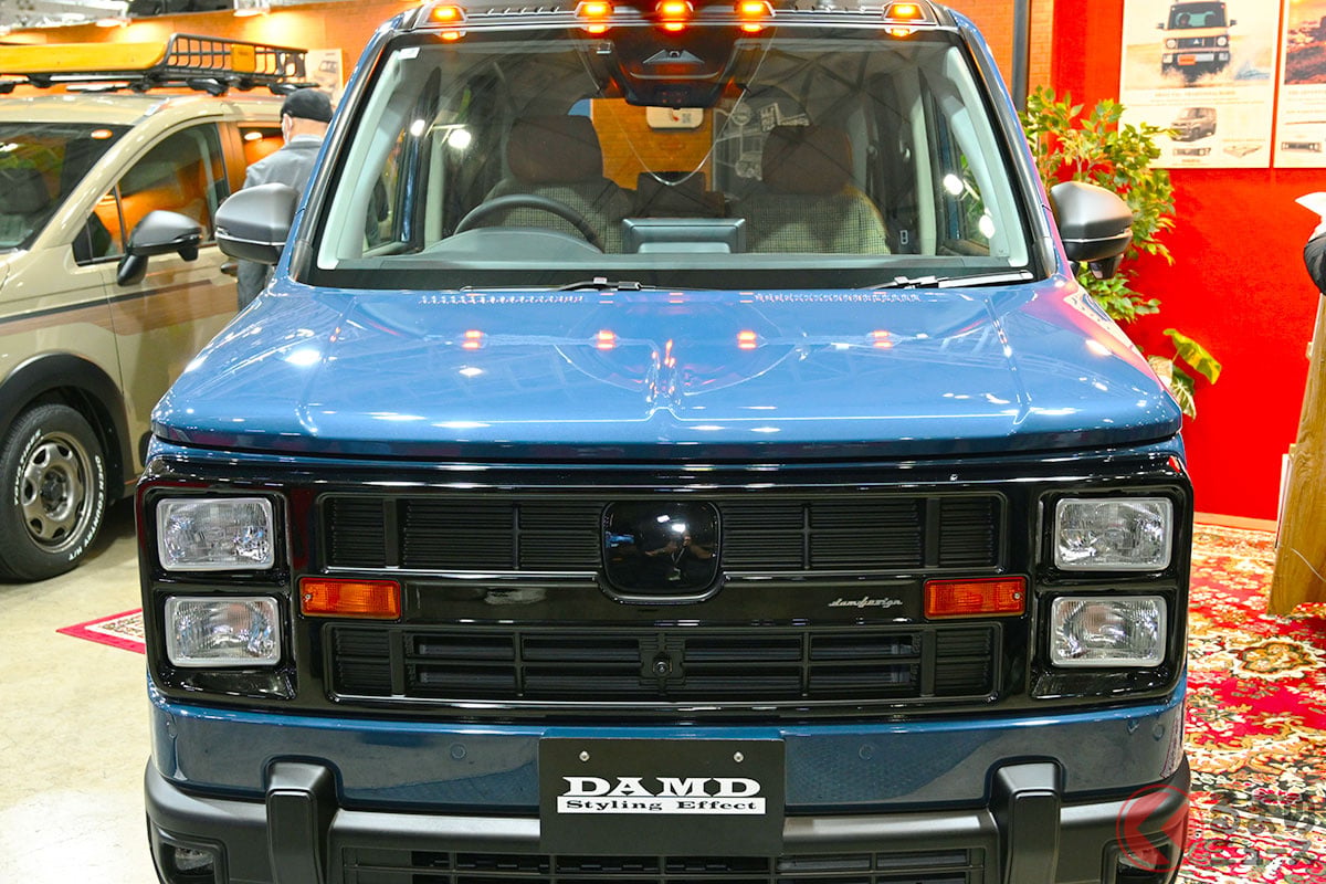 ホンダ最新「ステップワゴン」の“超レトロ仕様”初公開 めちゃ懐かしい「角目4灯ライト」が逆に斬新 ワイルドな“旧車デザイン”採用した「最新 8932