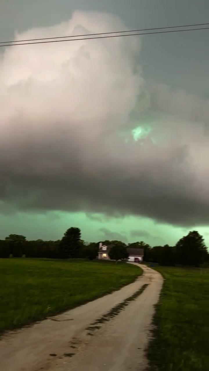 Eerie green sky signals massive hail incoming