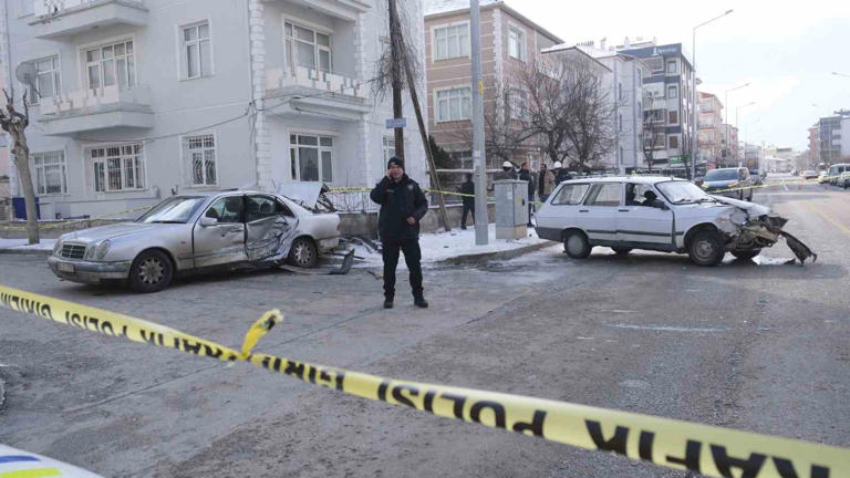 Karaman’da iki otomobilin karıştığı kazada karı koca yaralandı