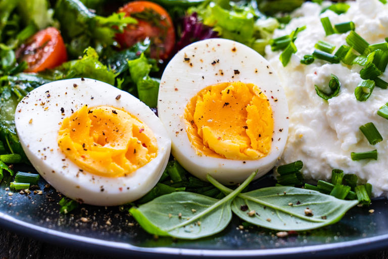 Which is the healthier high-protein snack—hard-boiled eggs or cottage ...
