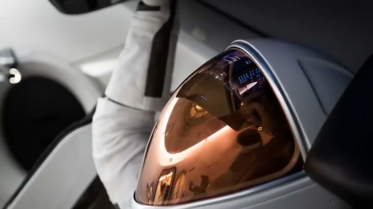 What this new space suit reveals about SpaceX’s long-term plan