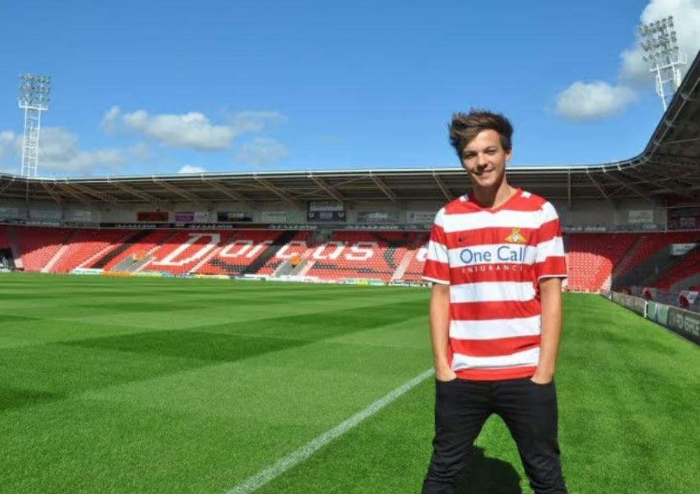 Louis Tomlinson: Fans snap up tickets to see One Direction star sign ...
