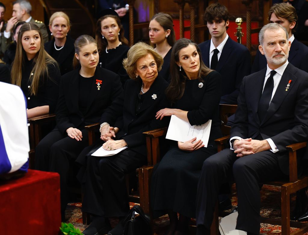 La familia real griega, arropada por los reyes, sus hijas y la reina ...