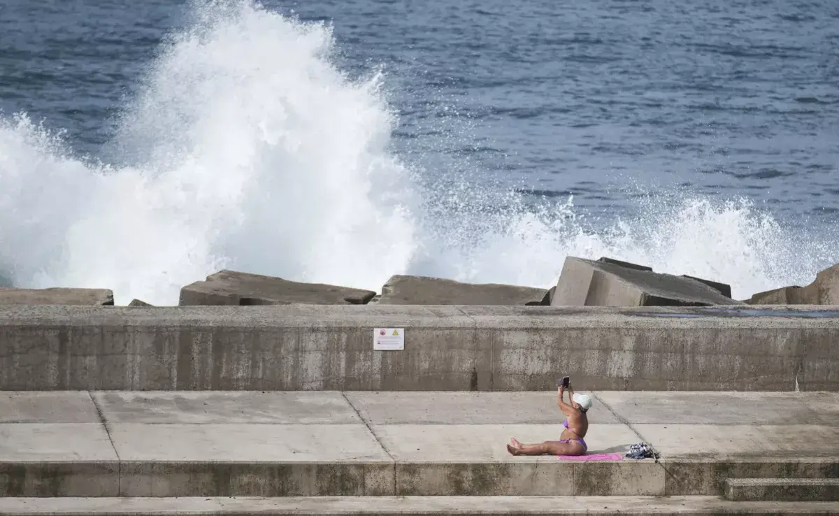 Alertas por temporal y fuerte oleaje en Canarias