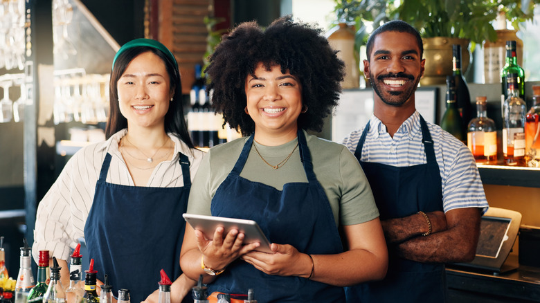 10 small gestures restaurant servers seriously appreciate