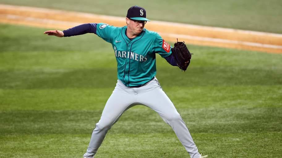 Mariners lose free-agent pitcher to Cubs after rough ending in Seattle