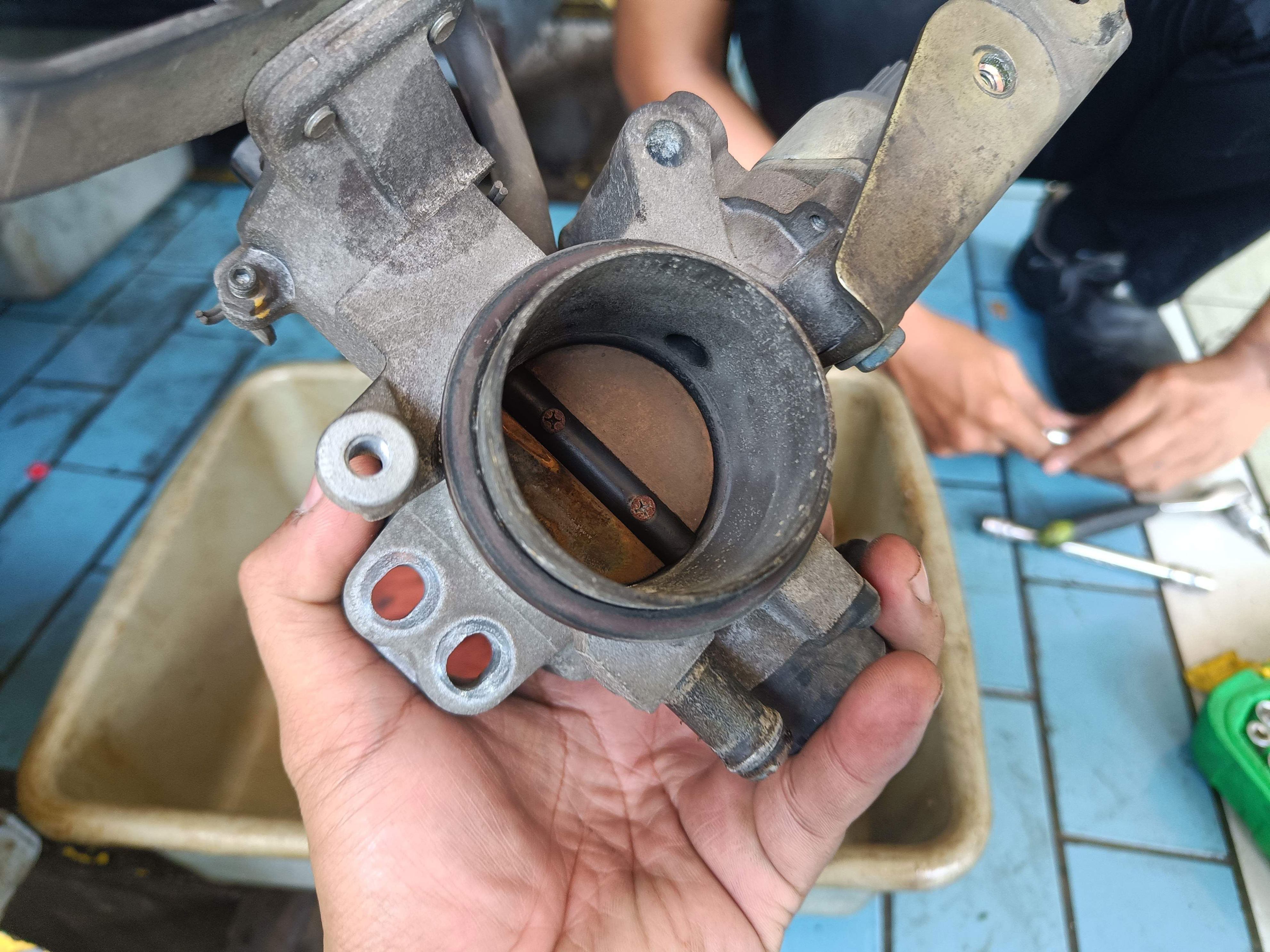Cegah kerak karbon numpuk di throttle body mobil, ini jadwal servisnya