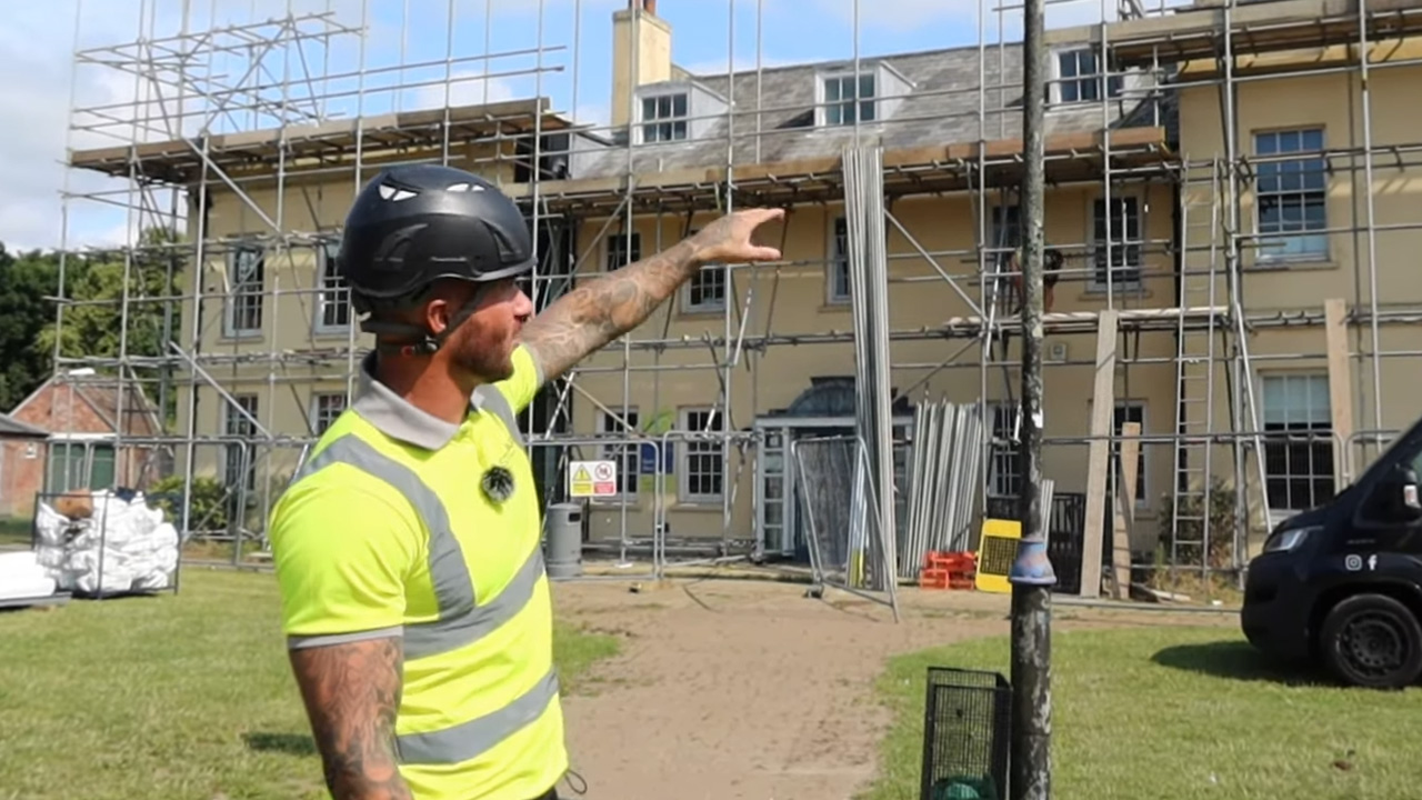 Building a temporary roof scaffold