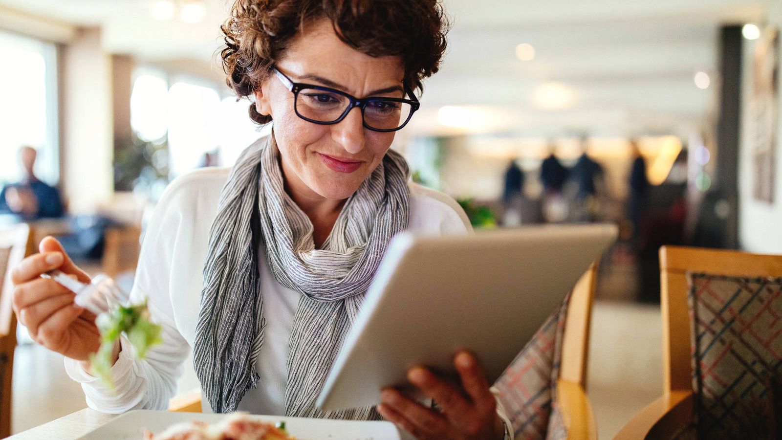 Qué significa comer siempre frente a una pantalla, según la psicología