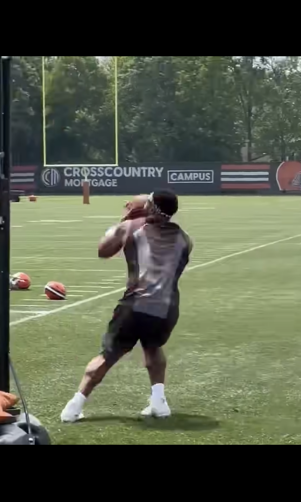 Myles Garrett throws down reverse dunk at Browns practice