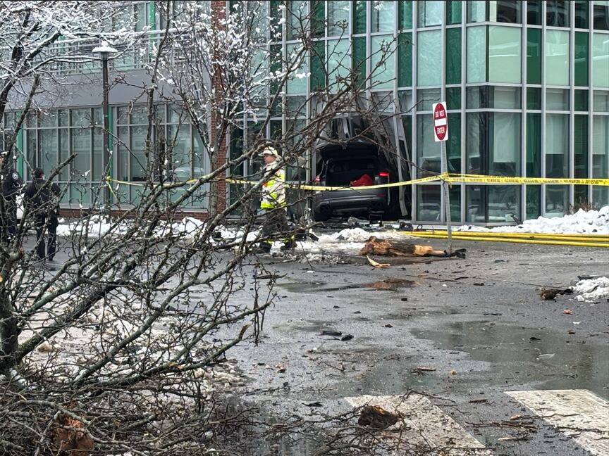 Car crashes into building in Cambridge