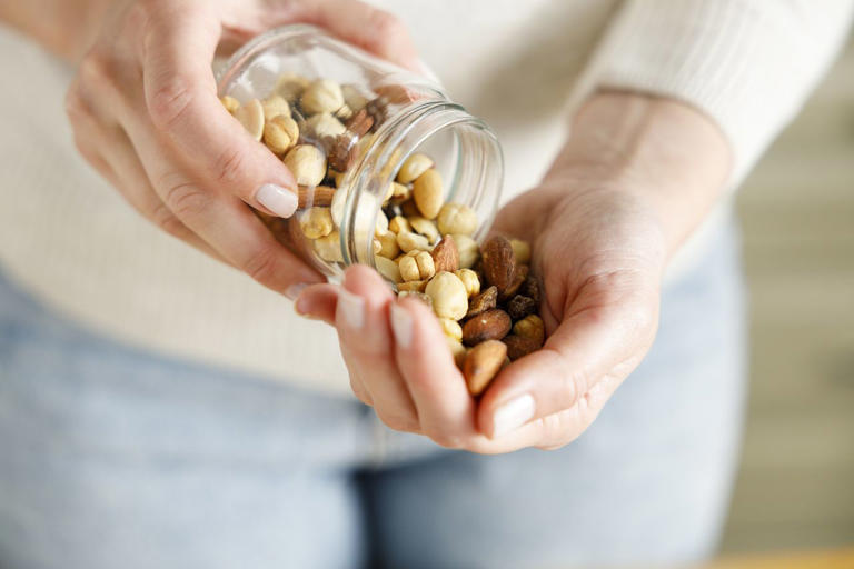 7 benefits of adding nuts to your diet
