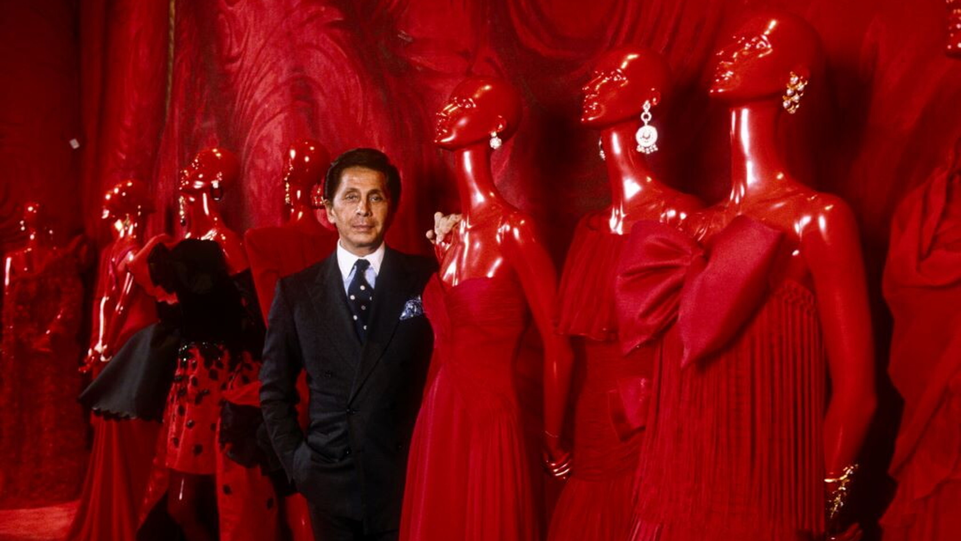 Il «Rosso Valentino», storia di un colore diventato icona