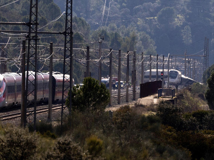 At least 39 dead, more than 150 injured after 2 trains crash in Spain