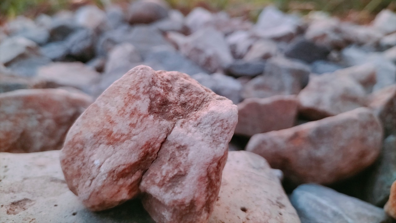 Antarctica’s pink granite boulders expose a hidden 60‑mile‑wide stone giant