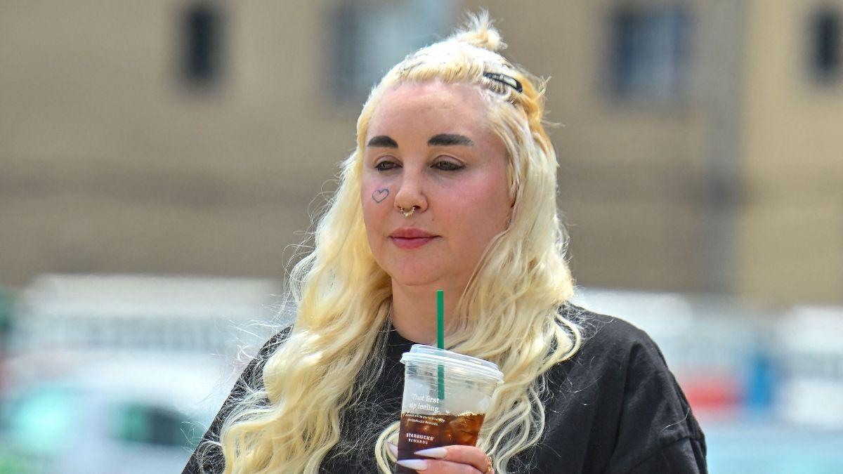 Recluse child star Amanda Bynes holds up $100 bills as she reveals new ...