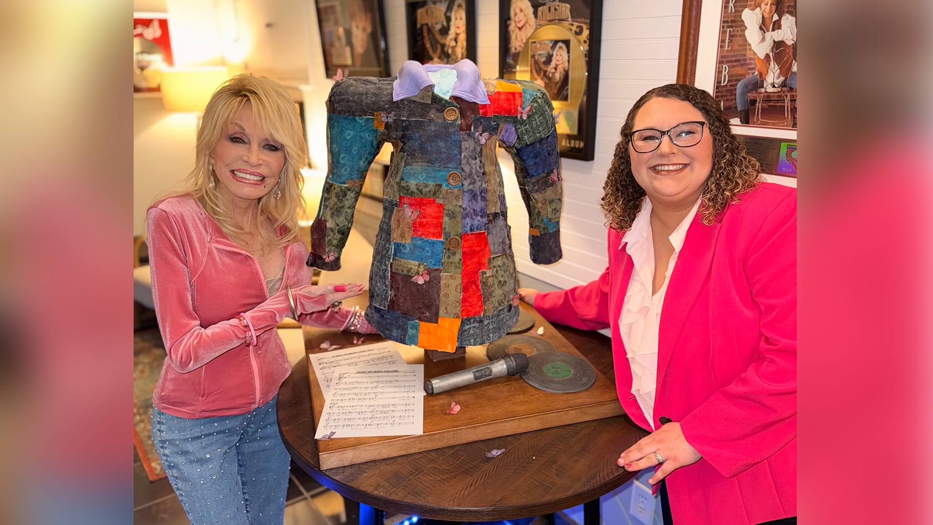 Arkansas baker delivers life-like 'Coat of Many Colors' cake to Dolly ...