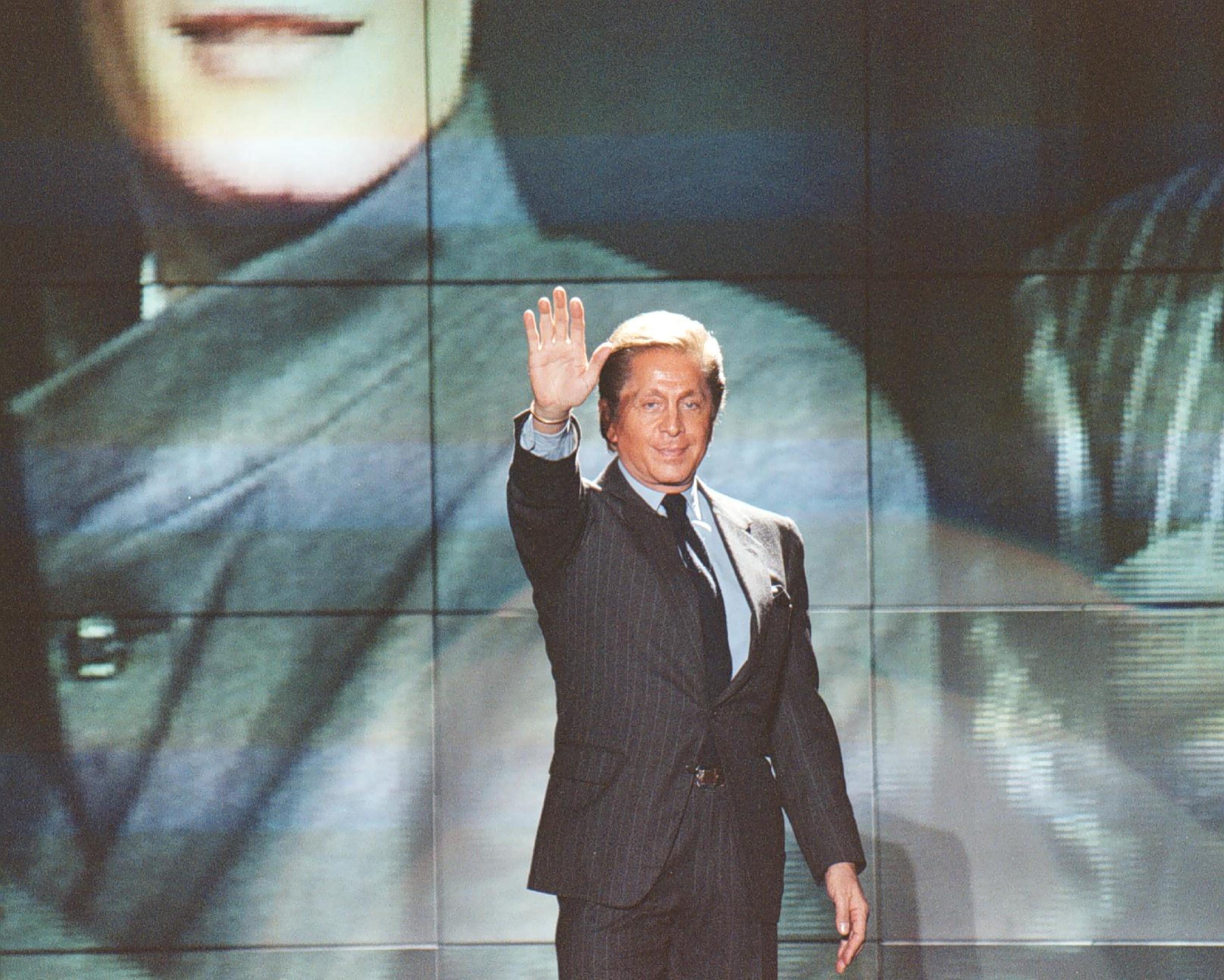 Honor to model for Valentino, he will leave so much beauty says Carla Bruni