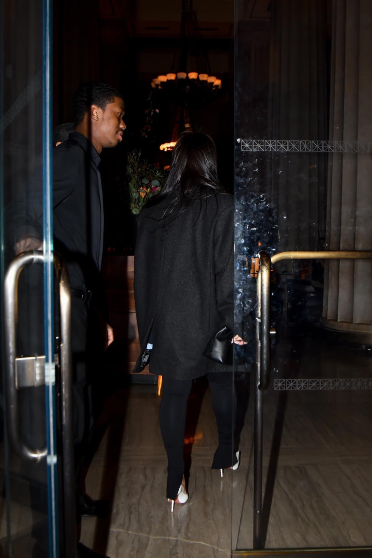 Rihanna issues perfect clapback to security guard who let door close on ...