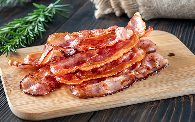 Você foi enganado a vida toda: o melhor jeito de fazer bacon crocante é ...