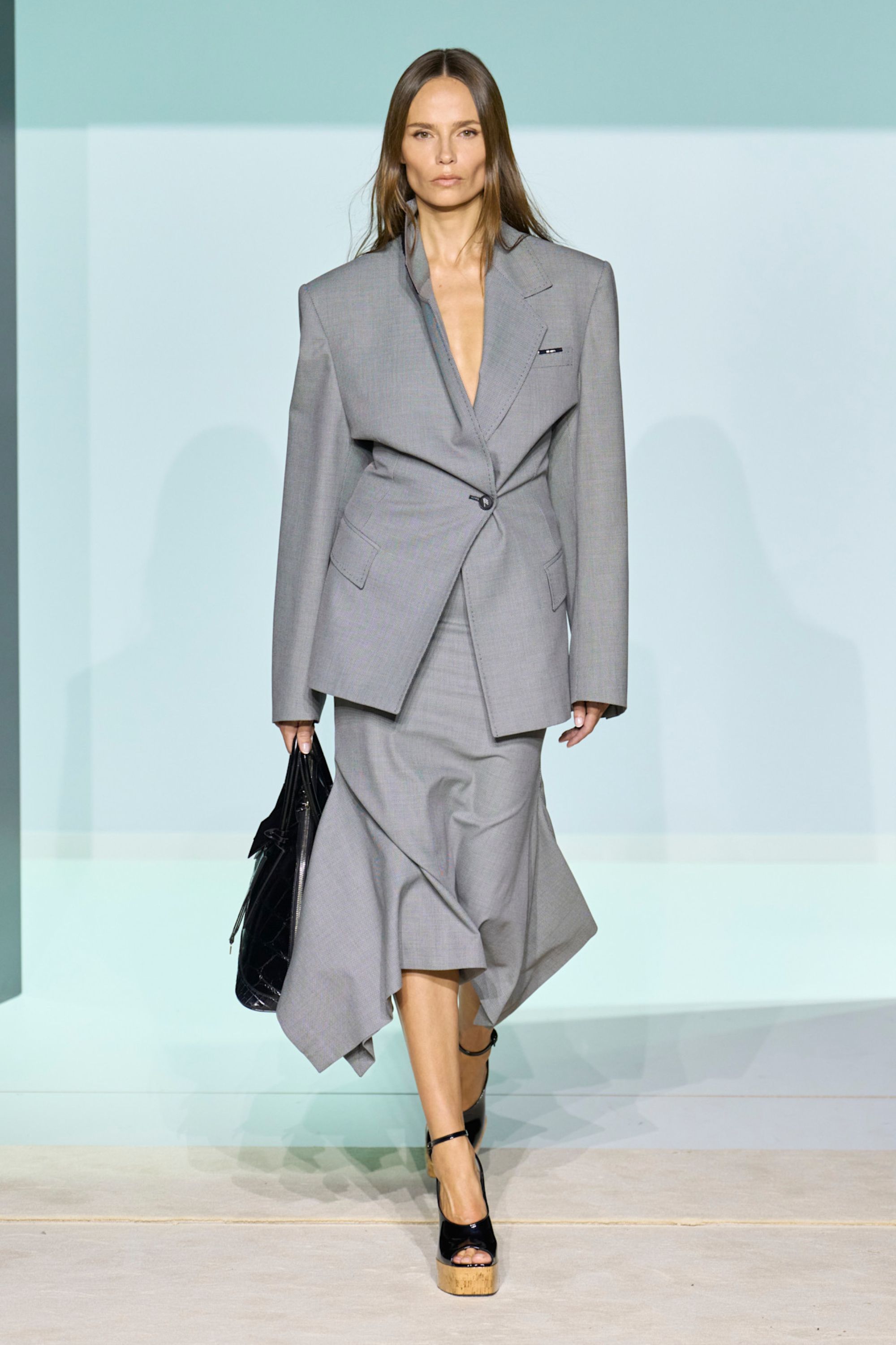 El color gris Oxford es el que llevarán las mujeres poderosas en 2026