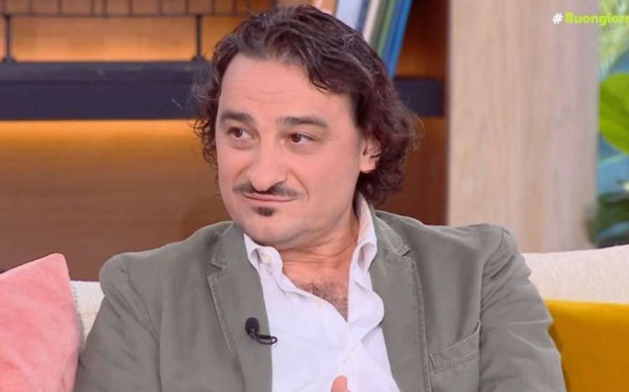 Ο Βασίλης Χαραλαμπόπουλος αποκαλύπτει σκηνικά πίσω από τις κάμερες του ...