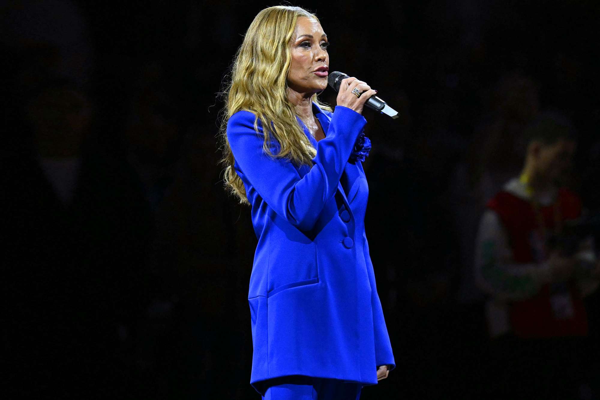 Heckler interrupts Vanessa Williams' national anthem performance before ...
