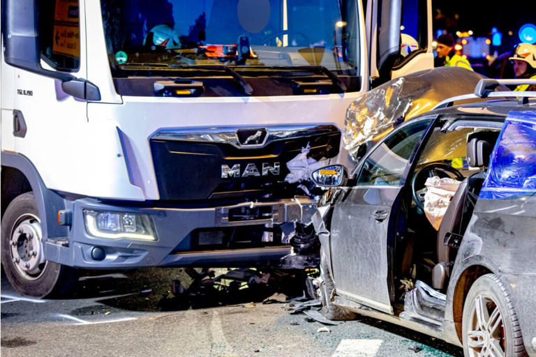 Frontal in Lkw gekracht: VW-Fahrerin schwer verletzt