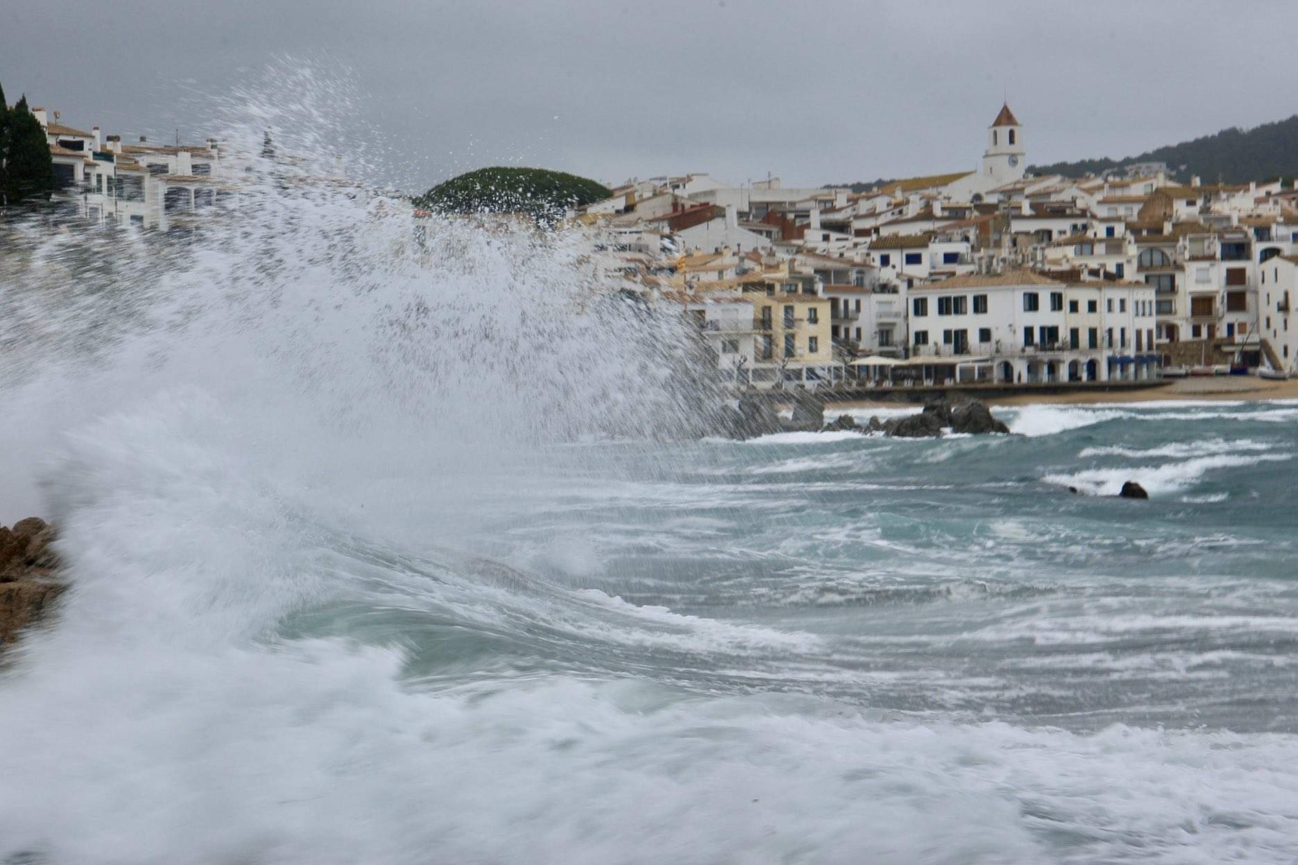 Alerta roja en Catalunya por el temporal: peligro por diluvios, nevadas ...