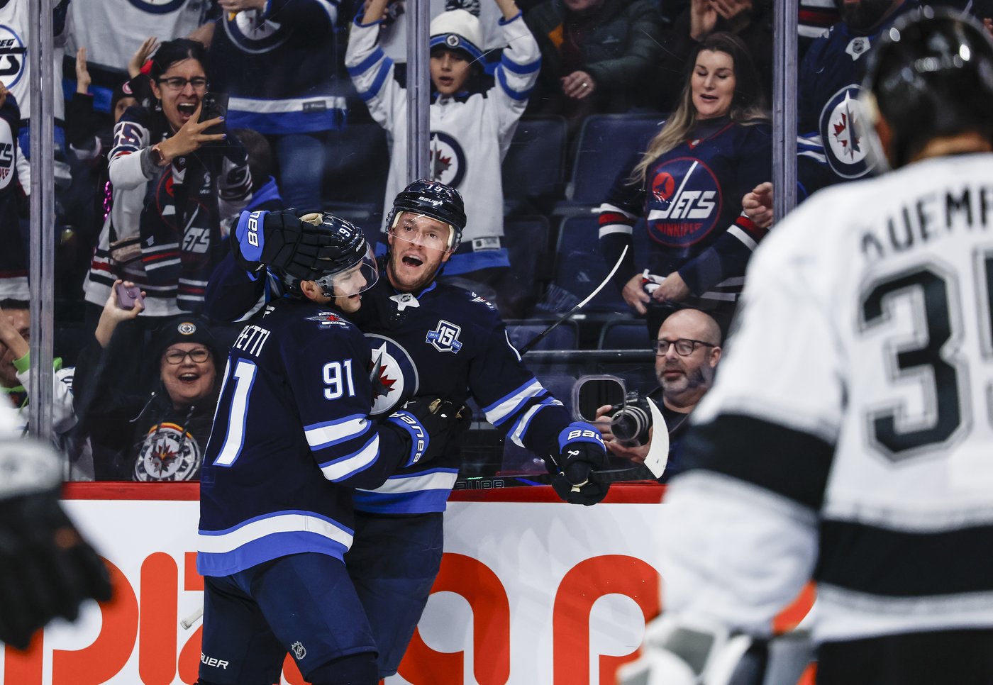 Toews est de retour à Chicago pour une 1re fois depuis qu'il s'est ...