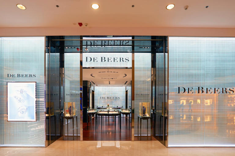 De Beers cuts diamond prices amid weak demand, surge of lab-grown gems ...