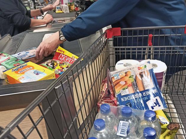 Rewe-Kassierer platzt der Kragen und rechnet mit Kunden ab – "Wer kommt ...