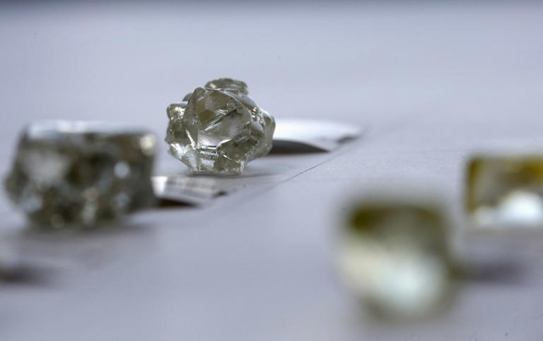 De Beers cuts diamond prices amid weak demand, surge of lab-grown gems ...