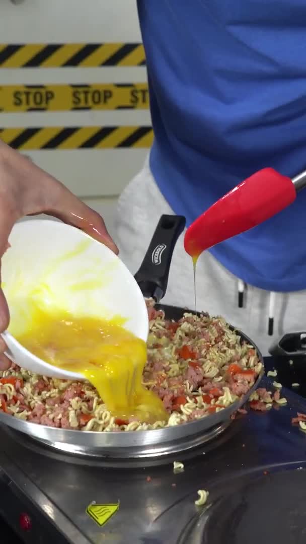 Testando a pizza de miojo viral: será que funciona? 😂🍕