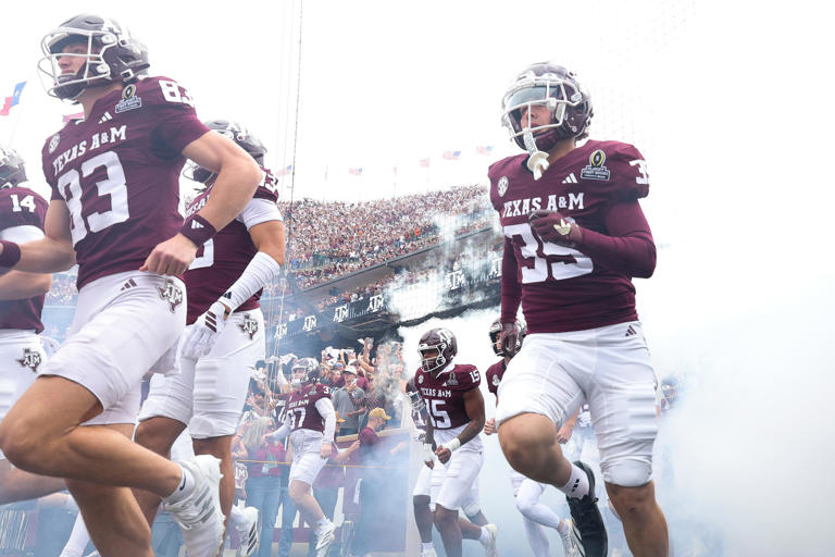 Texas A&M cracks top 10 of USA TODAY's too-early 2026 top 25 rankings
