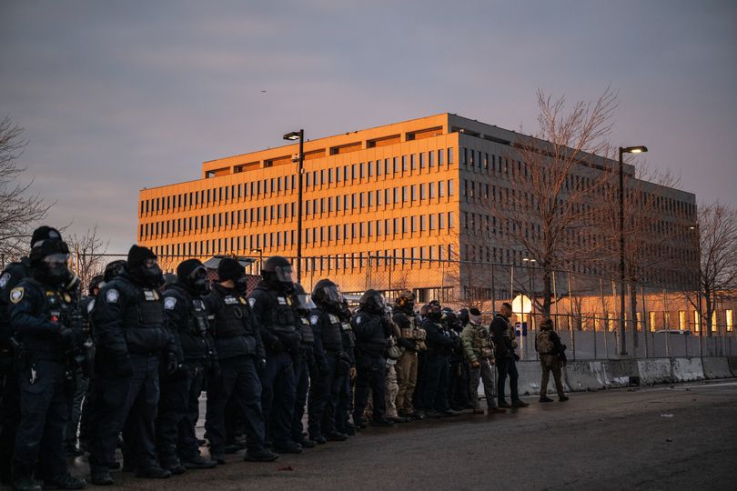 Video muestra a manifestantes en Minneapolis burlándose de agentes de ...