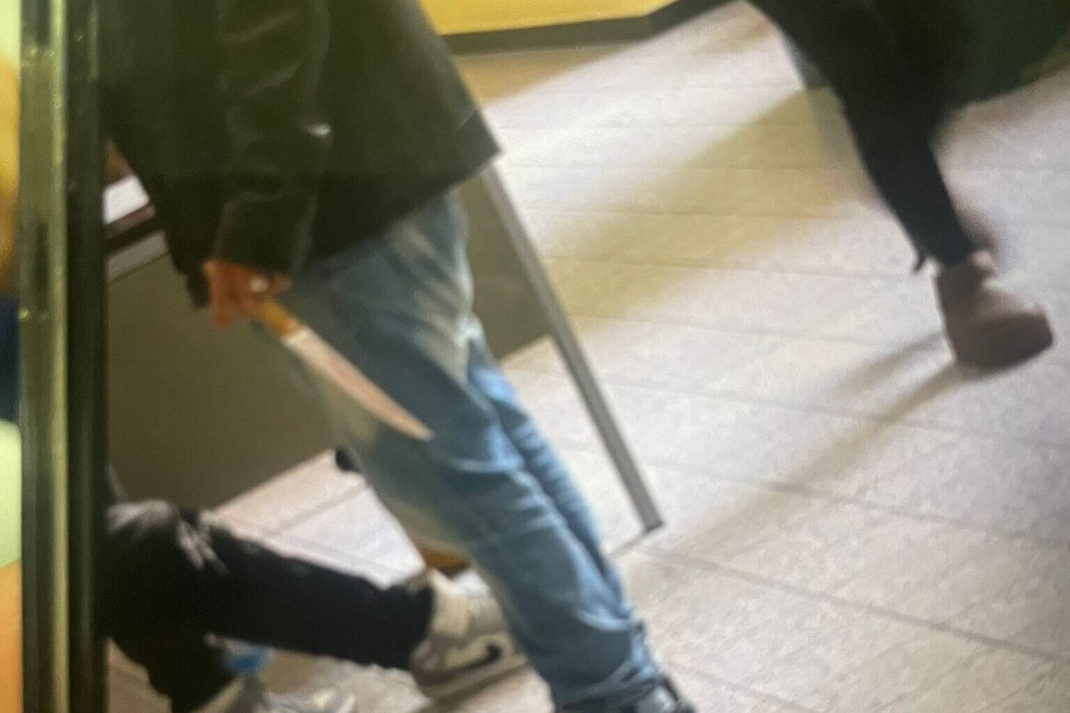 A scuola col coltello, stringere le maglie dei controlli non basta. L ...