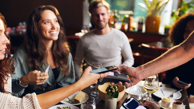 10 small gestures restaurant servers seriously appreciate